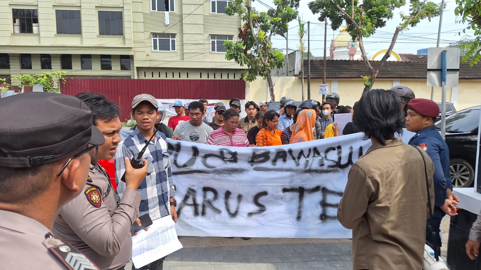 Mahasiswa Masyarakat Aksi Damai Di KPU dan Bawaslu Medan - Komunitas Todays